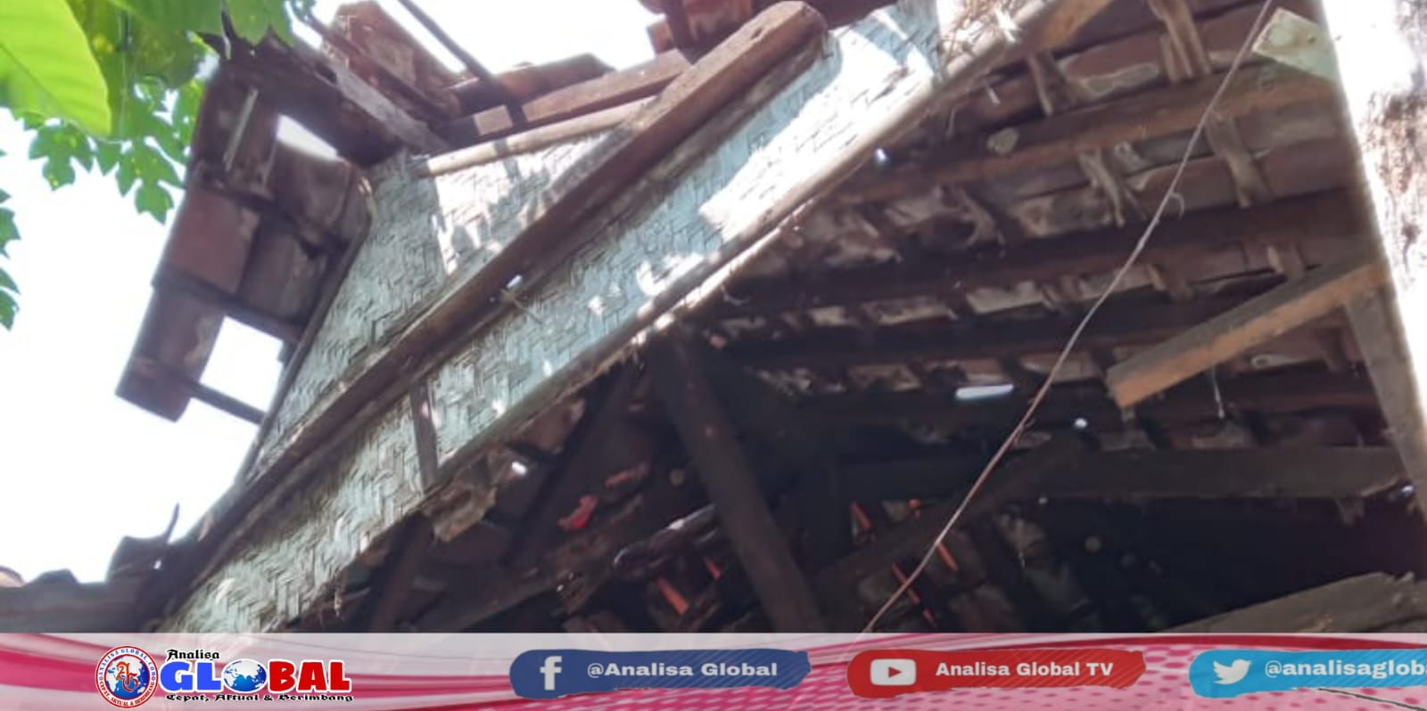 Akibat Hujan Deras dan Kondisi Bangunan Yang Sudah Lapuk, Sebuah Rumah ... Akibat Hujan Deras dan Kondisi Bangunan Yang Sudah Lapuk, Sebuah Rumah ...